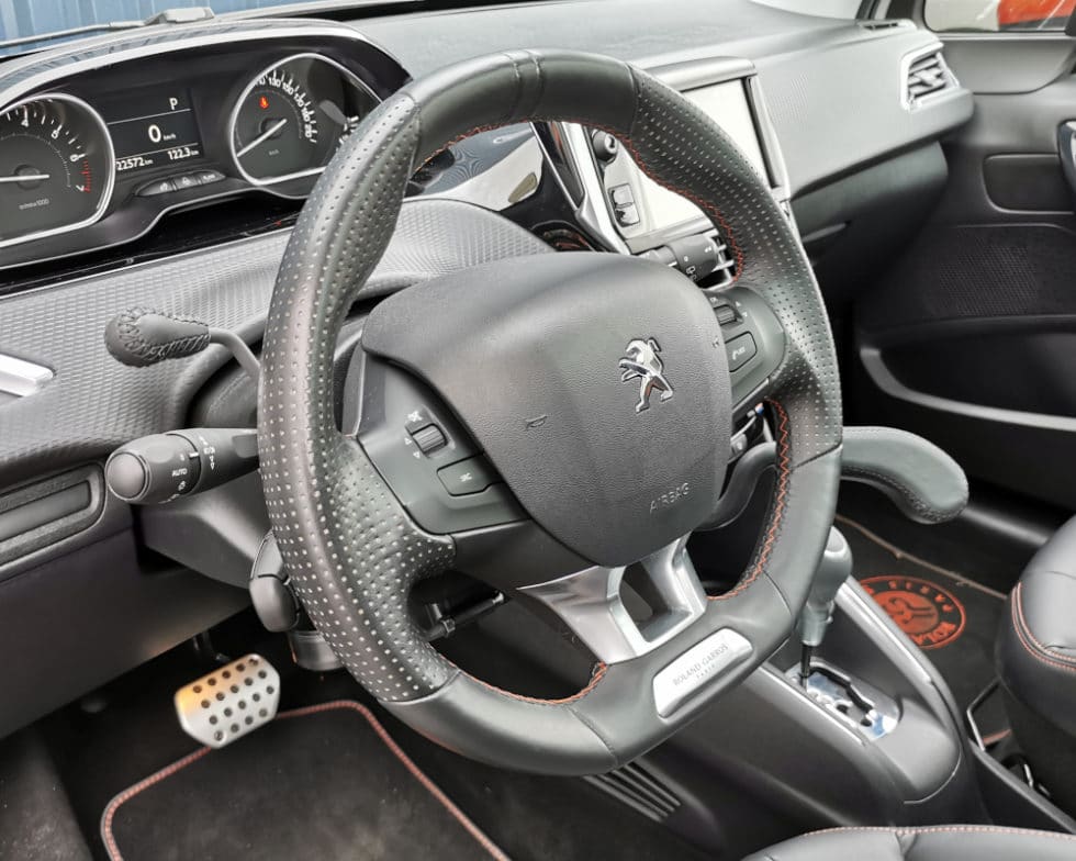 Aménagement de commandes au volant sur Peugeot 208 - Sojadis